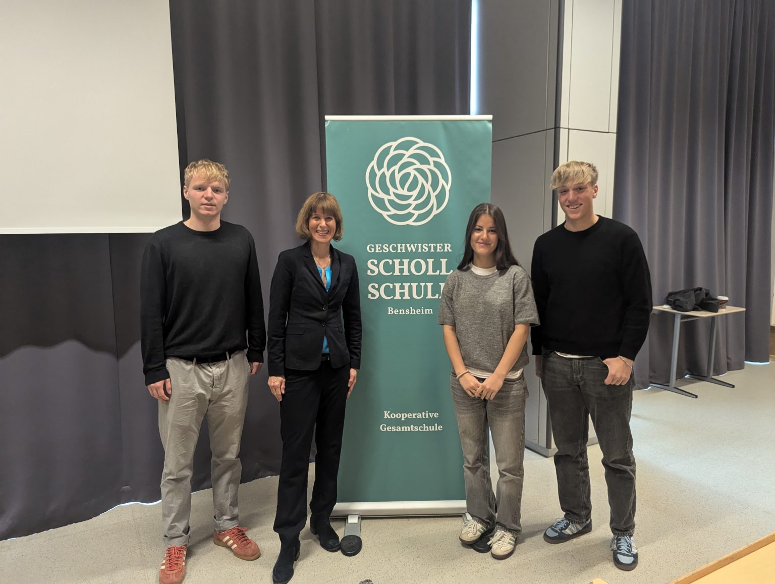 Frau Staatsministerin Heike Hofmann zu Gast an der GSS - Geschwister ...
